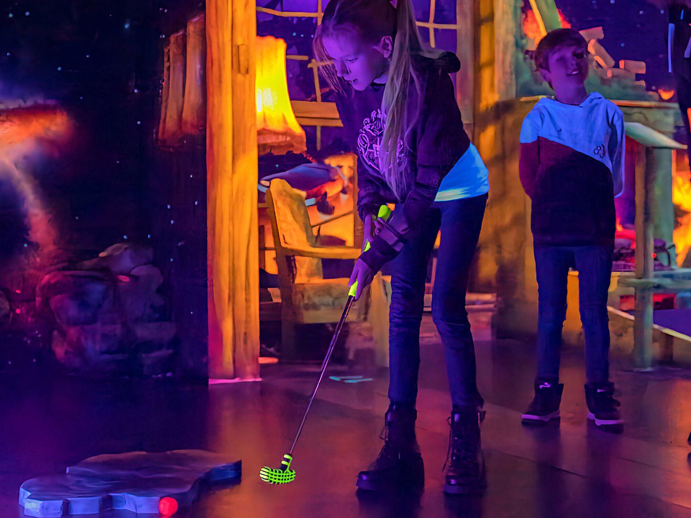 Neon Minigolf bei Baltic Adventures